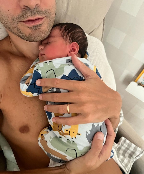 Sthefany Brito mostra fotos inéditas de filho recém nascido e se