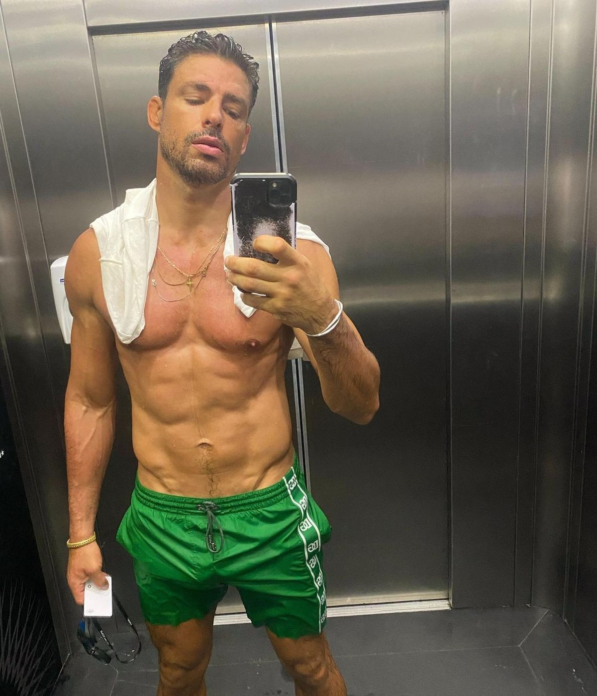 Cauã Reymond exibe abdômen trincado e fã brinca O Brasil que eu quero