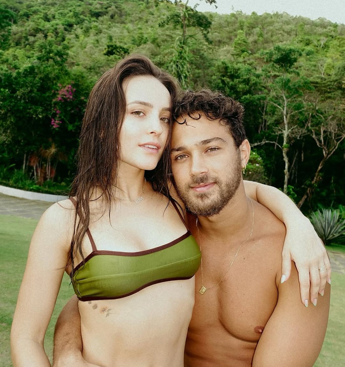 Larissa Manoela posa só love ao lado de André Luiz Frambach GQ GQ