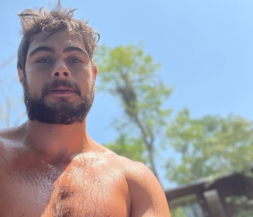 Rafa Vitti surge curtindo piscina e brinca Tatá Werneck Vai gravar cenas hoje até h