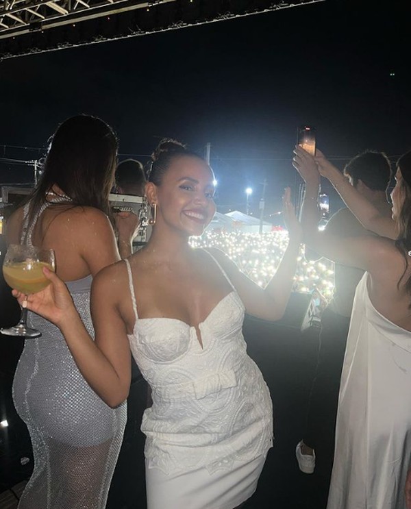 Gleici Damasceno posa de biquíni neon e exibe físico Linda GQ GQ