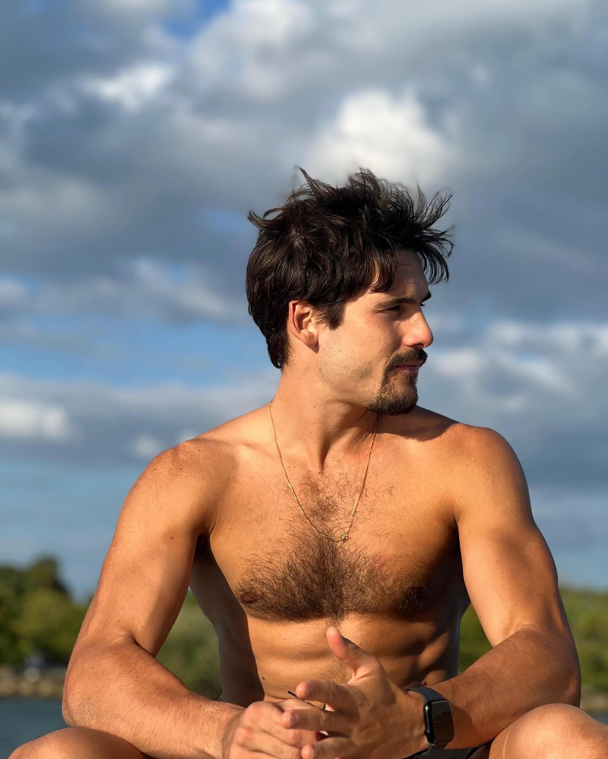 Em Miami, Nicolas Prattes posa em barco e arranca suspiros: 'como é lindo'