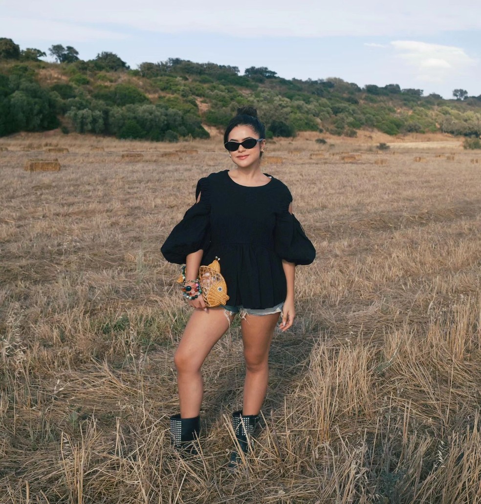 Maisa posa em Portugal com bolsa em formato de peixe de R$ 2 mil