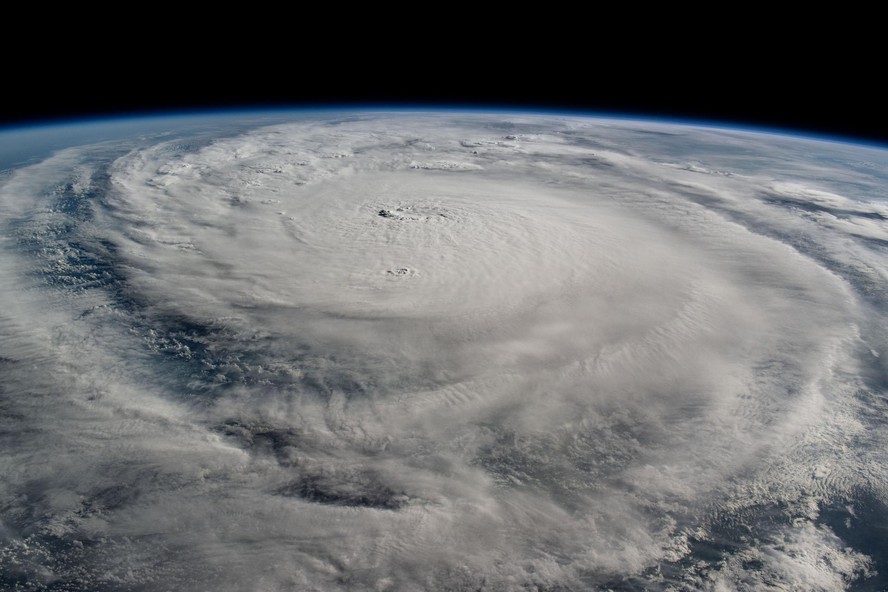 Vídeo: NASA divulga imagens impressionantes do olho do furacão Milton ...