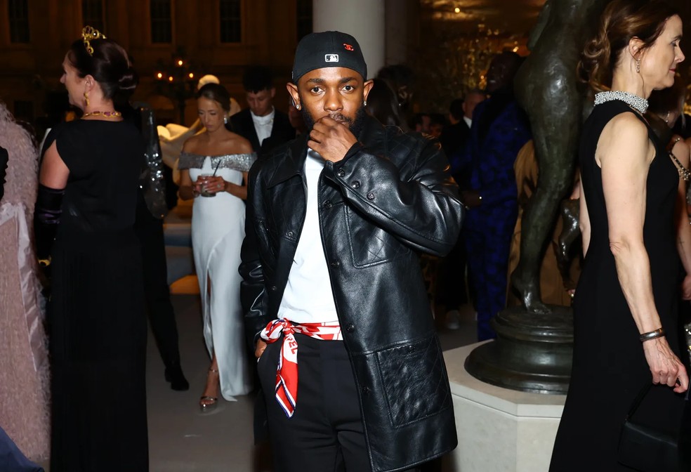 Como foi que o boné virado para trás, um clássico dos anos 2000, voltou ...