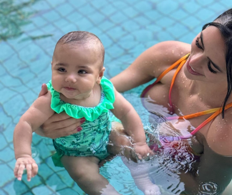 Bruna Biancardi curte dia na piscina com a filha, Mavie: 'Maior amor do mundo'