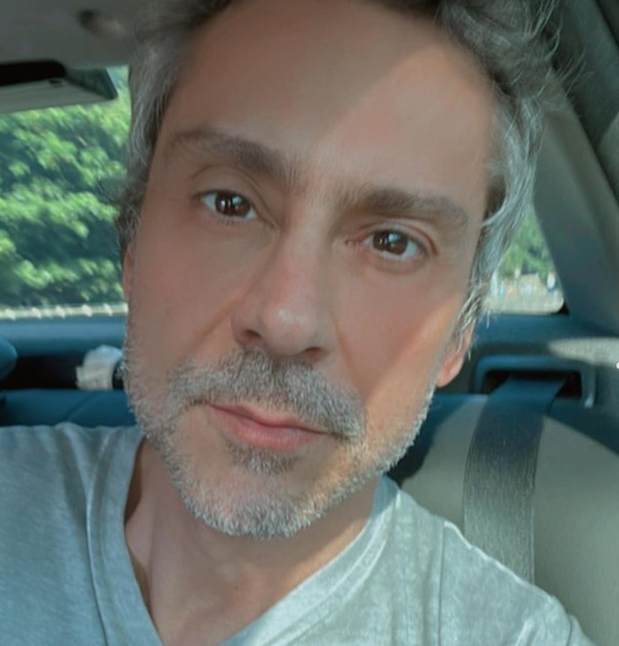 Alexandre Nero compartilha selfies e recebe elogios: 'Lindo até cansado'