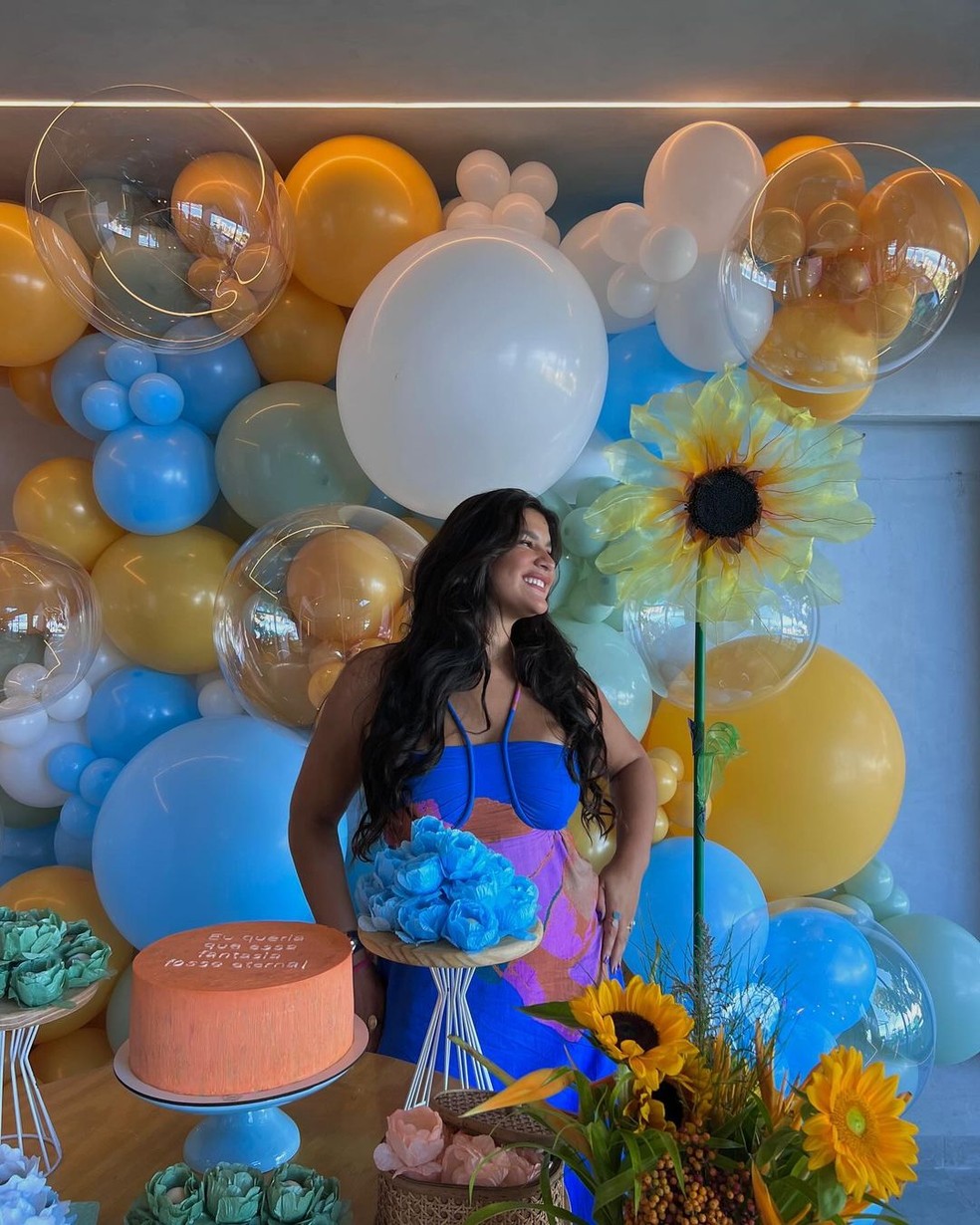 Giulia Costa celebra 24 anos ao lado da família: 'Feliz da vida'