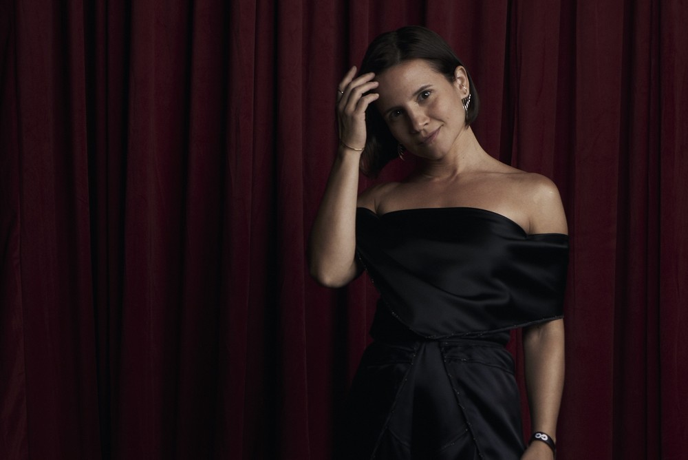 Após dirigir novela sobre romance com IA, Bianca Comparato comenta amor ...