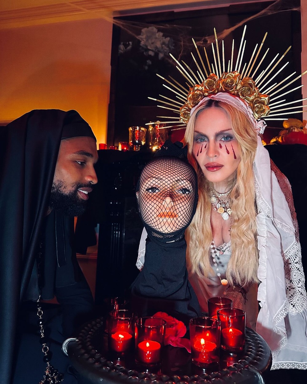 Madonna abre álbum de festa de Halloween com namorado e mostra fantasia de Madona