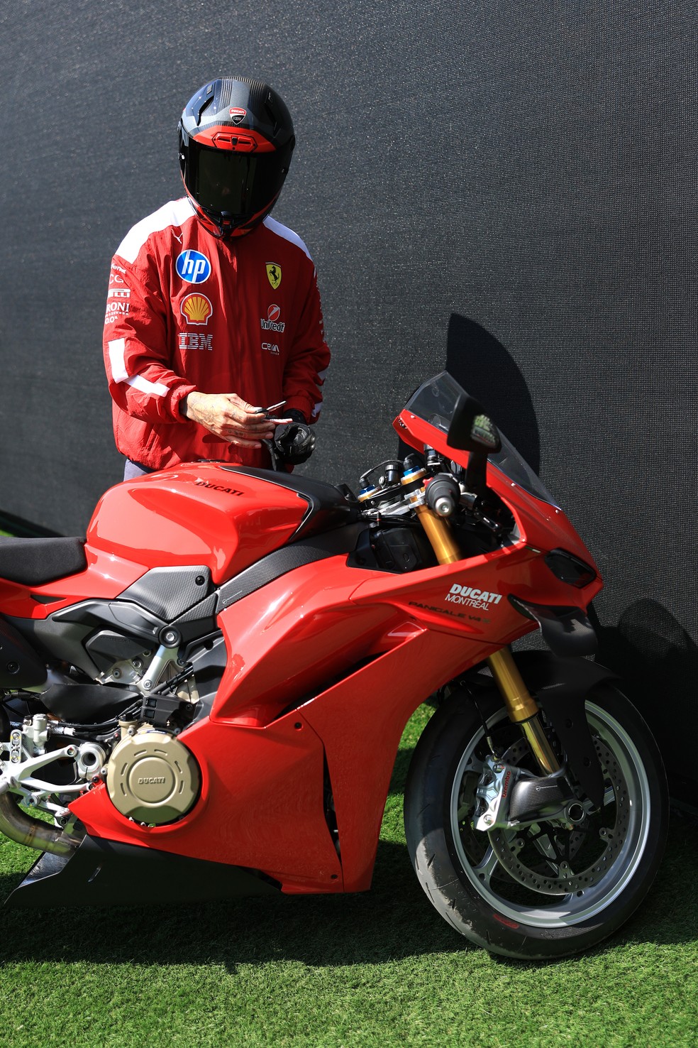 Lewis Hamilton chega ao GP do Canadá dirigindo moto de R$ 166 mil