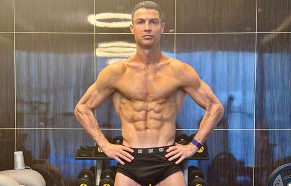 Pós-sauna, Cristiano Ronaldo impressiona com corpo definido aos 40 anos ...
