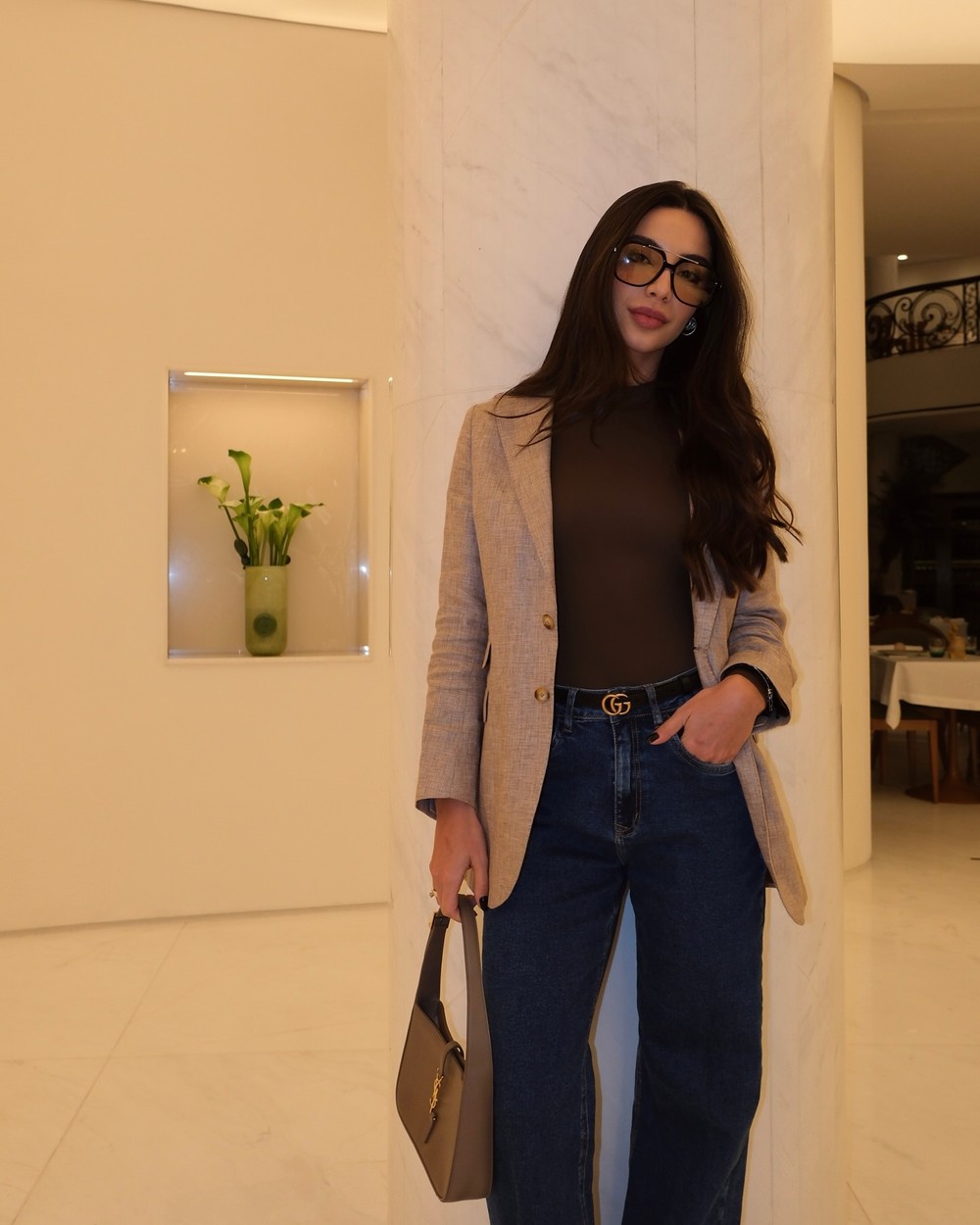 Gabriela Versiani usa mini bolsa de R$ 17 mil em passeio por São Paulo