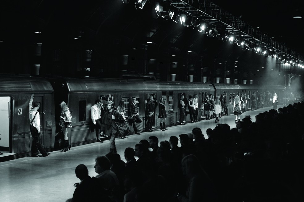 Ellus, a marca dos jeans premium, coturnos e rock and roll sensual