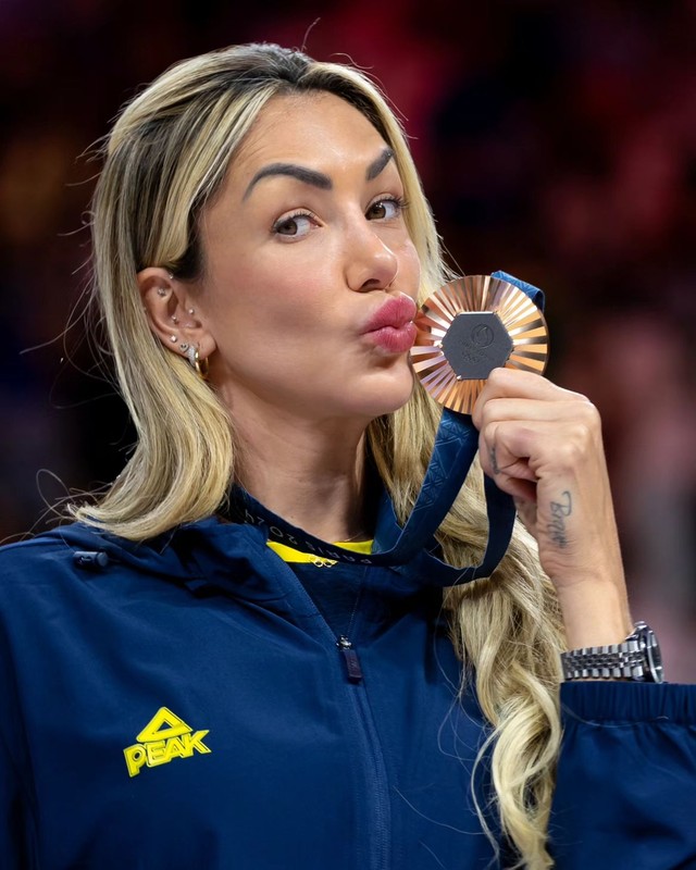 Full face: especialista explica harmonização escolhida por Thaisa, do vôlei