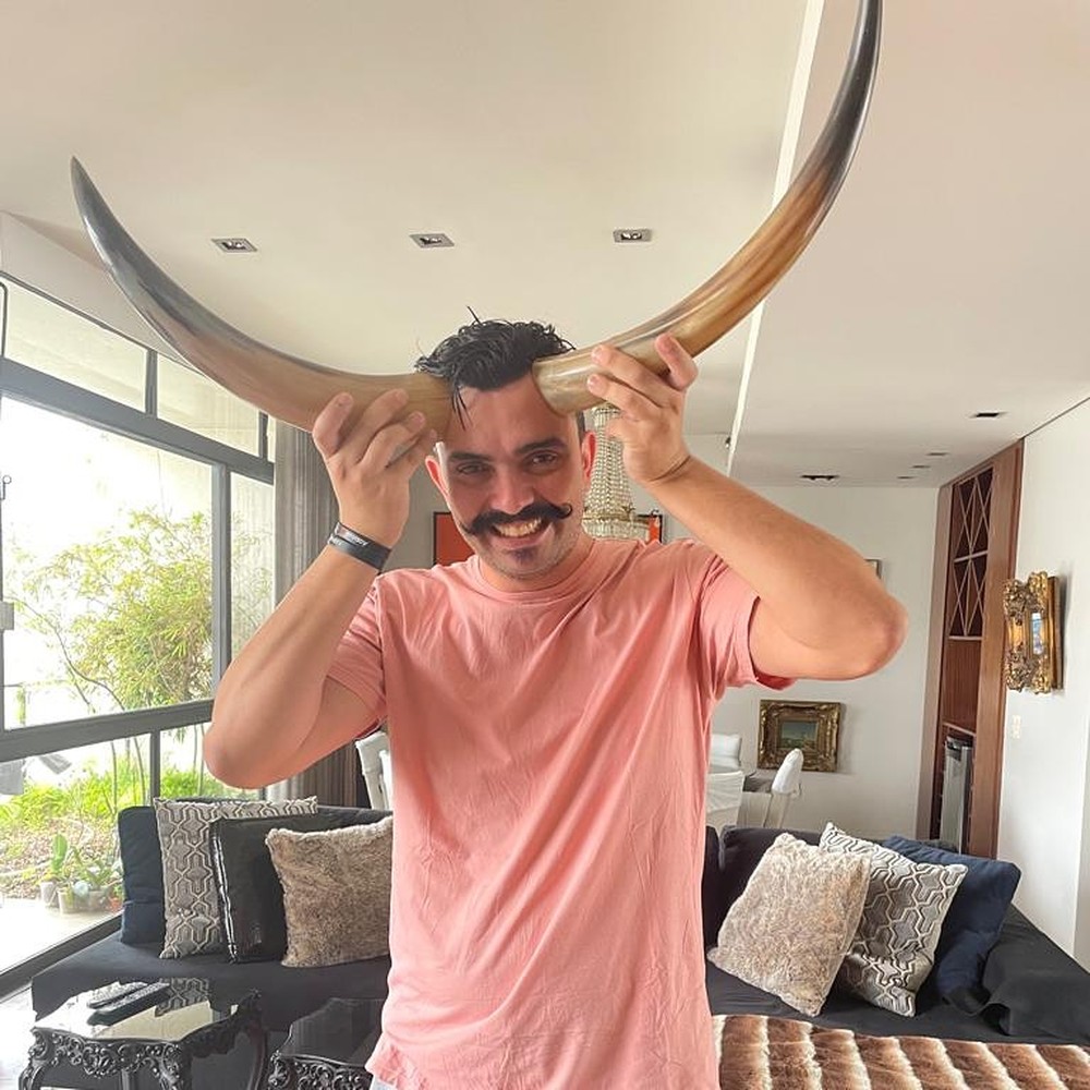 'Maior corno do Brasil' diz que esposa já se relacionou com 100 homens e revela como fatura R ...