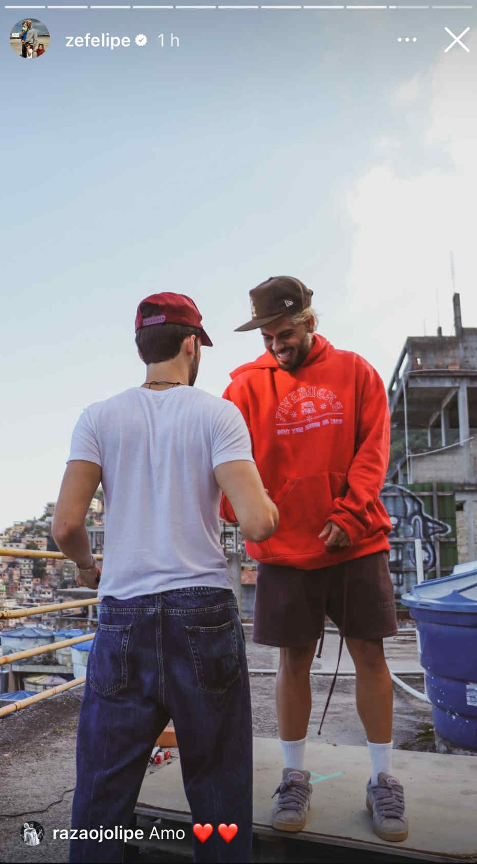 Zé Felipe posa com o irmão, João Guilherme, no Vidigal, no Rio de Janeiro