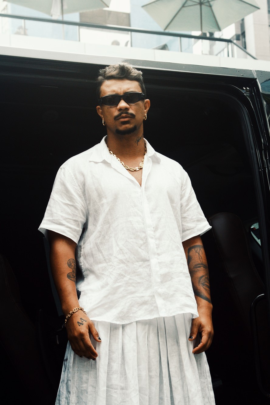 Xamã estreia 'Bloco do Malvadão', em Salvador, com look todo branco