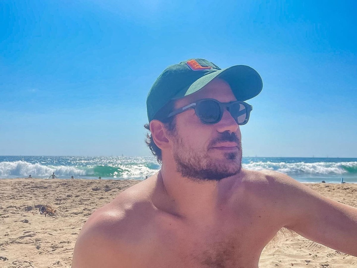 Marco Pigossi surge reflexivo em foto na praia: 'Saudades disso'