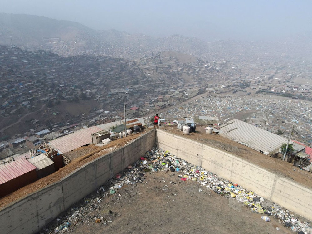 'Muro da vergonha', que divide ricos e pobres no Peru, começa a ser ...