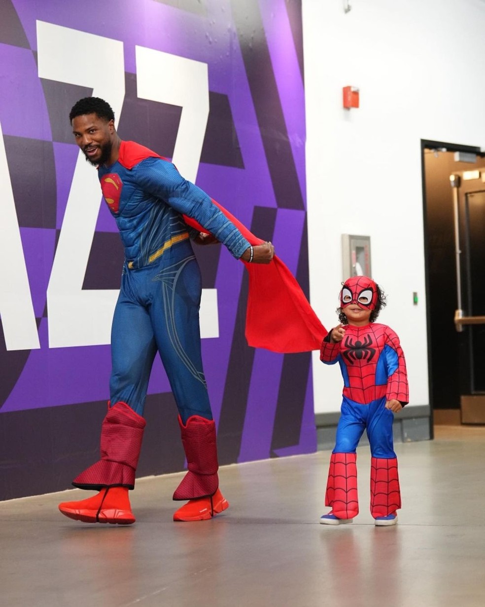 Estilosos da rodada: Halloween inspira elegância e super-heróis na NBA