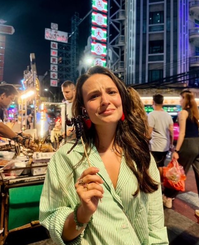 Larissa Manoela abre álbum de fotos em Bangkok com André Luiz Frambach