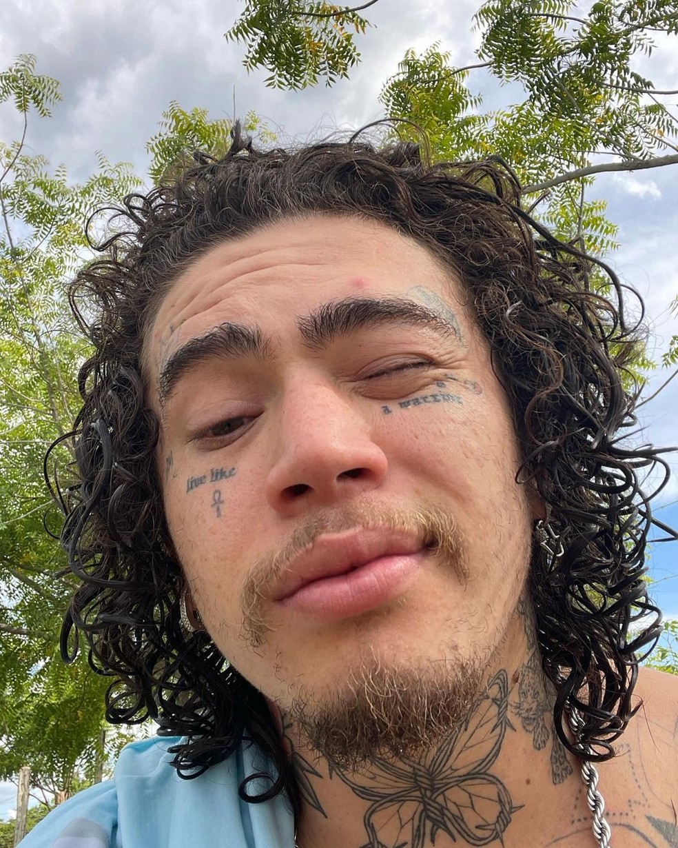 Whindersson Nunes chama atenção nas redes ao postar fotos só de cueca