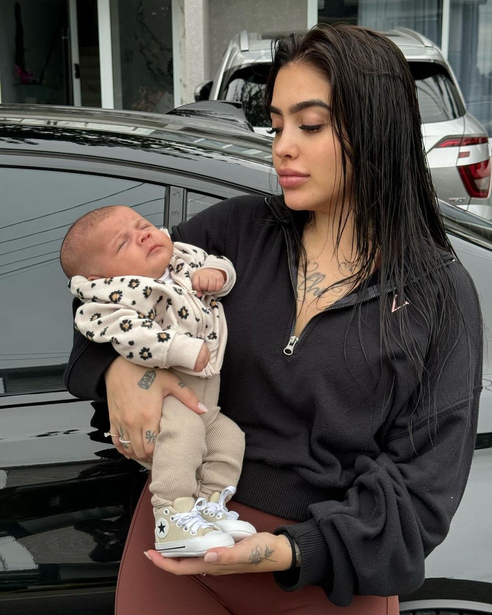 MC Mirella posta novas fotos com a filha e aparência de Serena gera ...