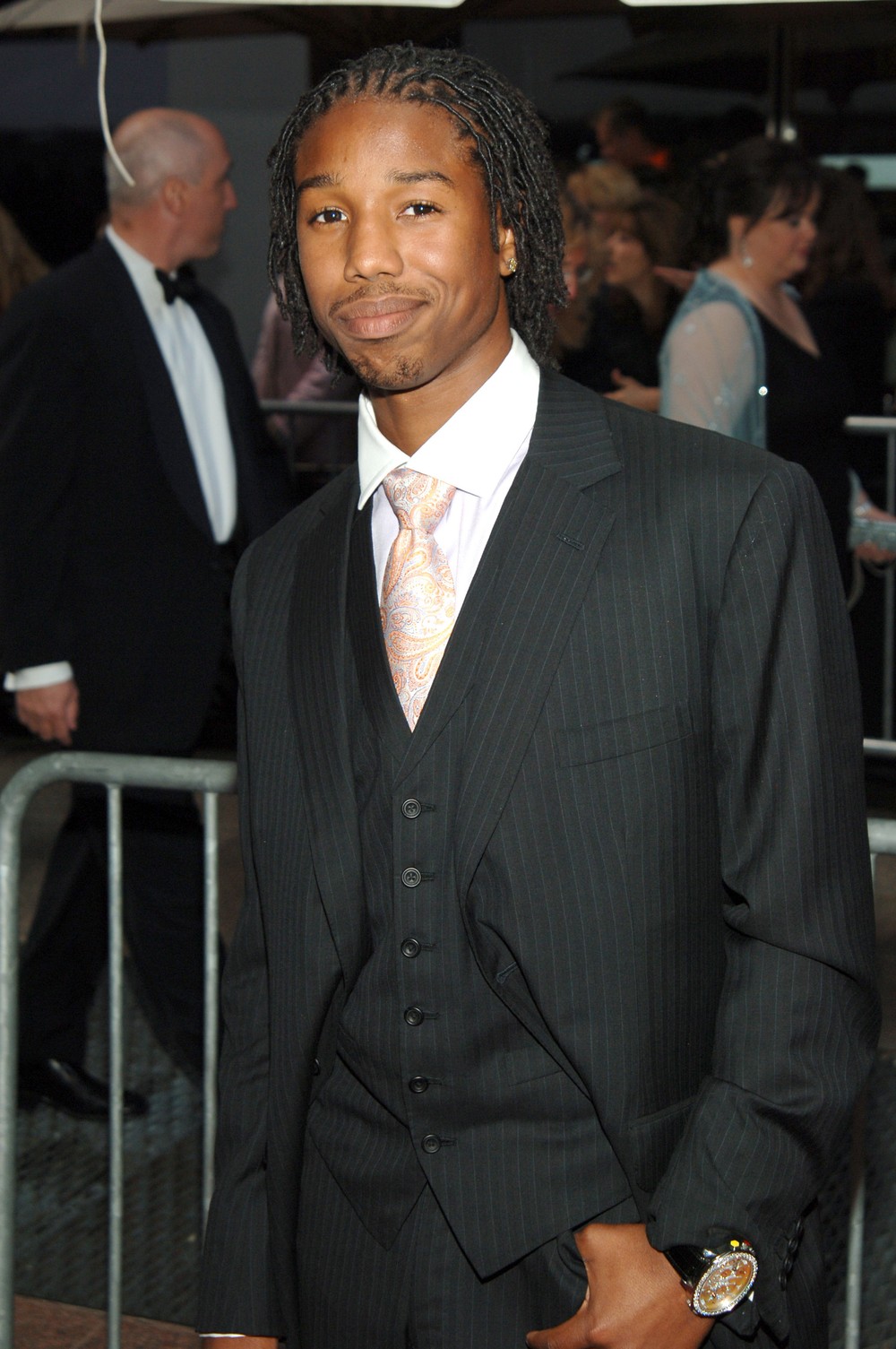 Michael B. Jordan consegue fazer todo look parecer especial