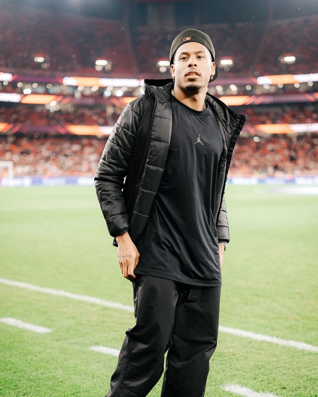 Paulo André assiste partida de futebol em viagem a Portugal