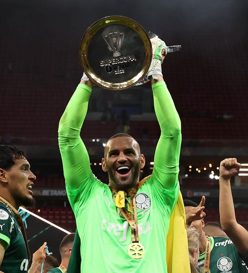 Weverton celebra conquista da Supercopa: 'De fato, é campeão'