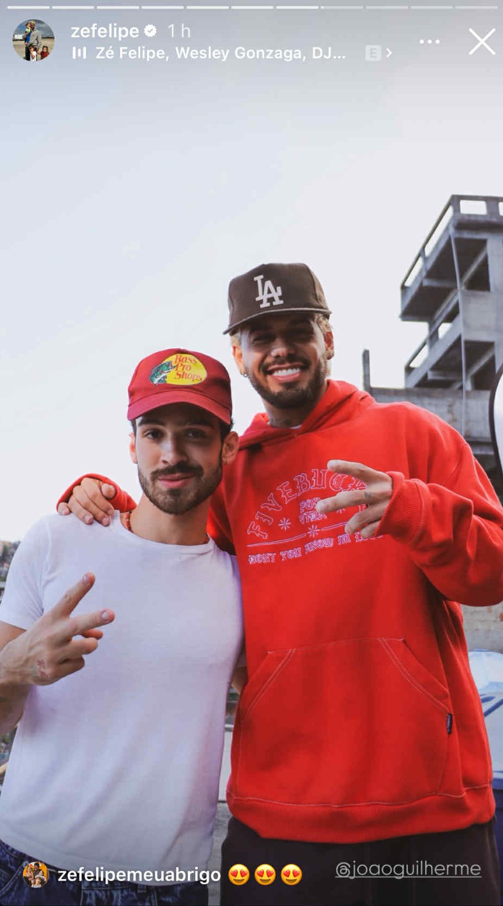 Zé Felipe posa com o irmão, João Guilherme, no Vidigal, no Rio de Janeiro