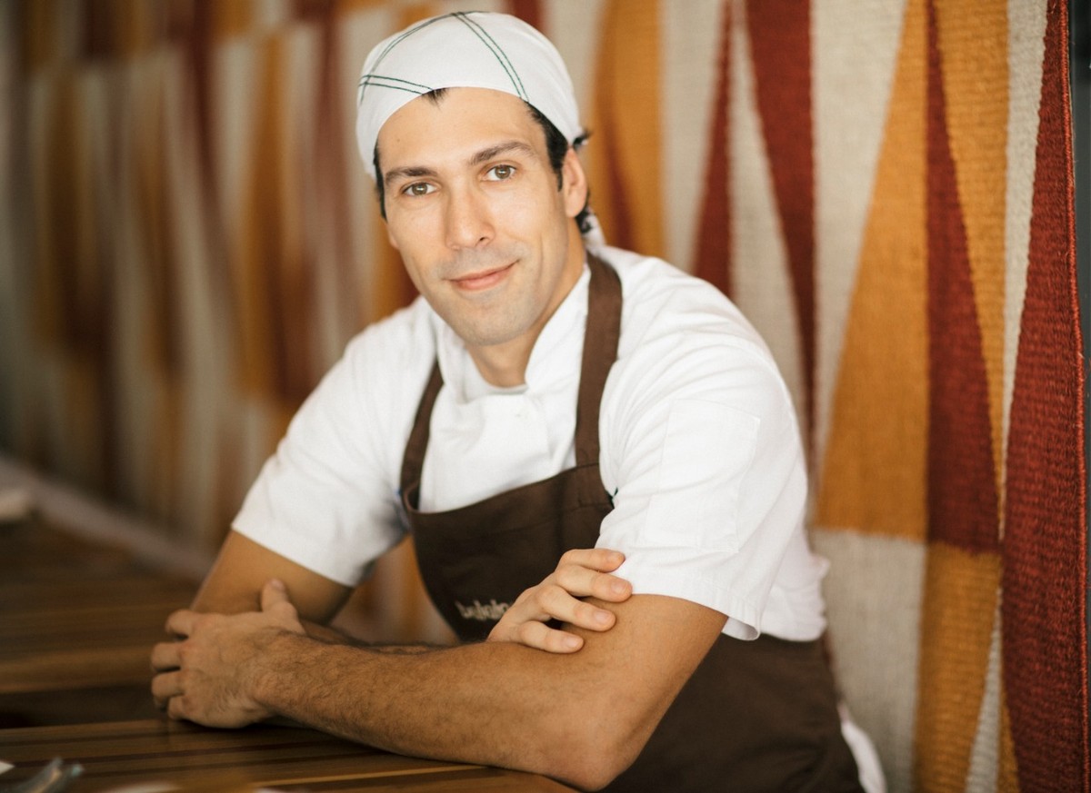 Quem é Rodrigo Oliveira, chef que substitui Fogaça no 'MasterChef Brasil'