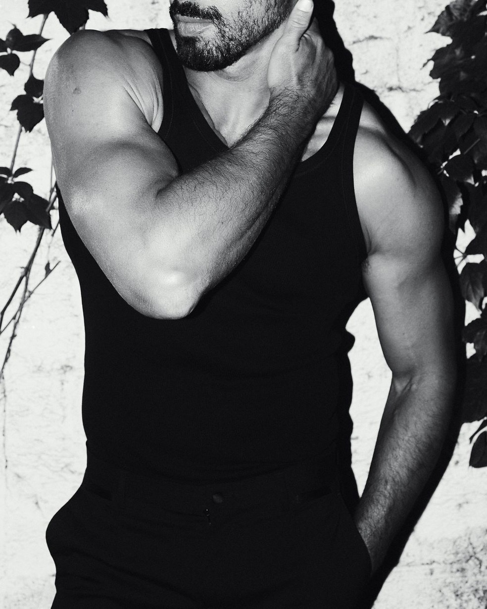 De regata, Cauã Reymond exibe braços musculosos em álbum de fotos de ...