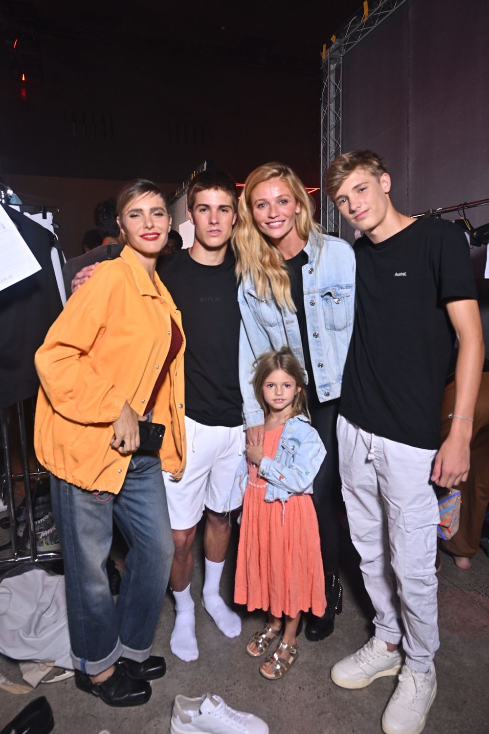 Fernanda Lima prestigia desfile de filhos gêmeos em São Paulo