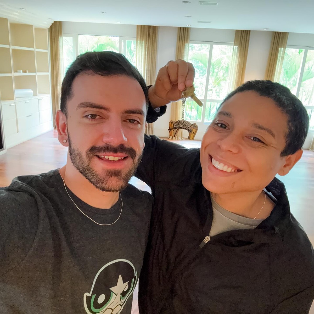 Bruno Matos, intérprete de Blogueirinha, celebra conquista da casa própria com namorado