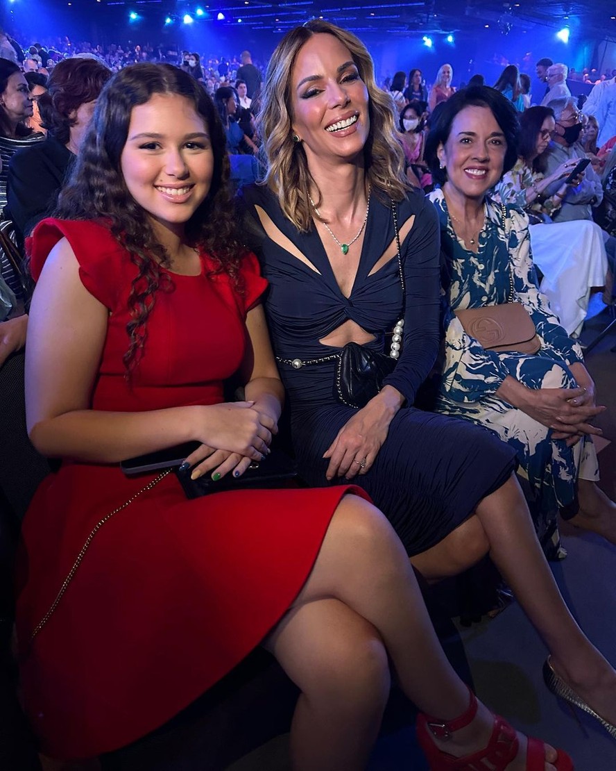 Ana Furtado curte show de Roberto Carlos com a mãe e a filha: '3 ...