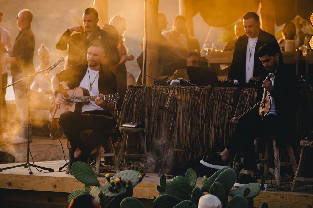 Scorpios: o universo único do clube de praia famoso em Mykonos