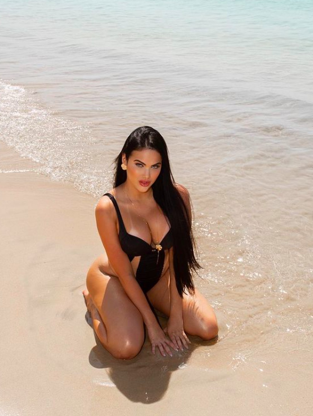 Emily Garcia comemora 15 milhões de seguidores com cliques à beira do mar