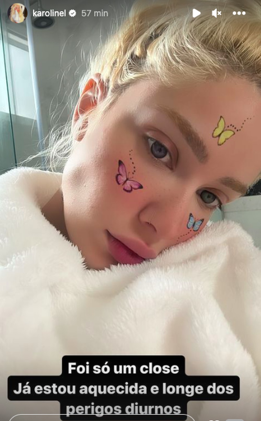 Karoline Lima exibe boa forma em selfie: 'Do nada'