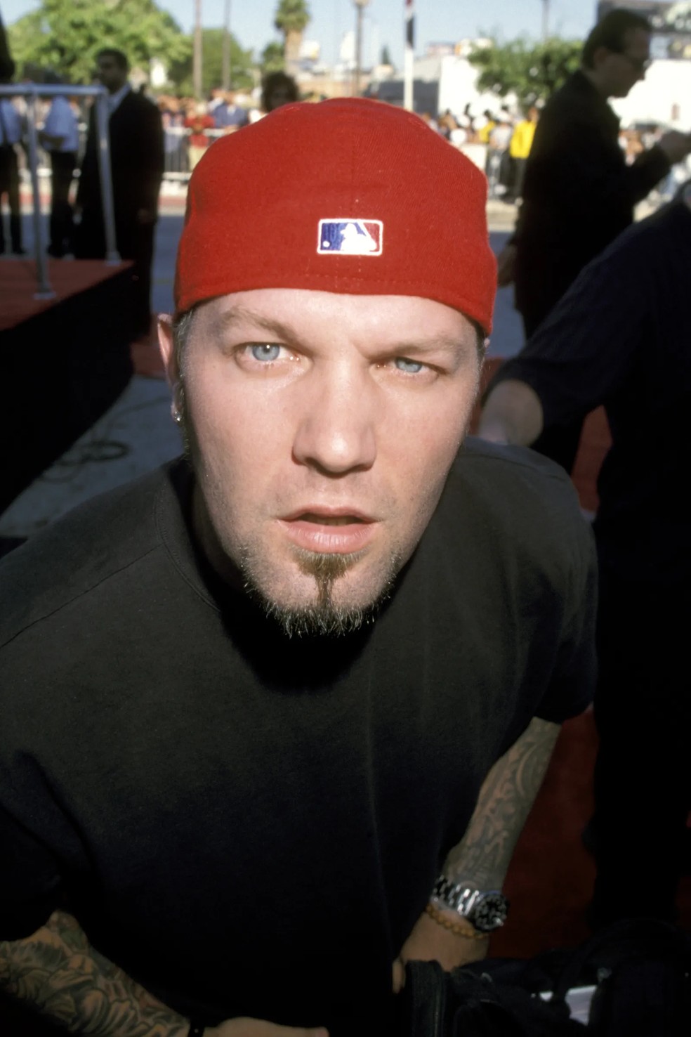 Como foi que o boné virado para trás, um clássico dos anos 2000, voltou ...