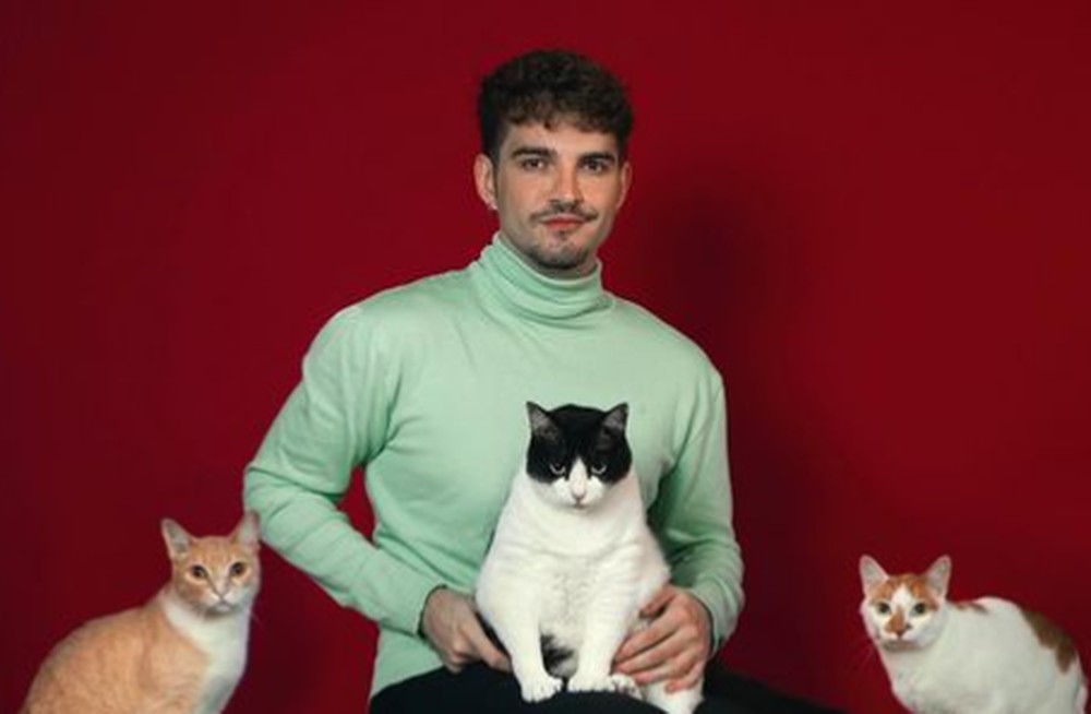 Jão recria foto de fim de ano com seus gatos