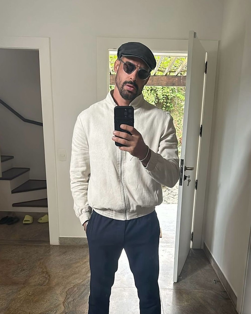 Cauã Reymond eleva a temperatura ao exibir braços definidos na academia