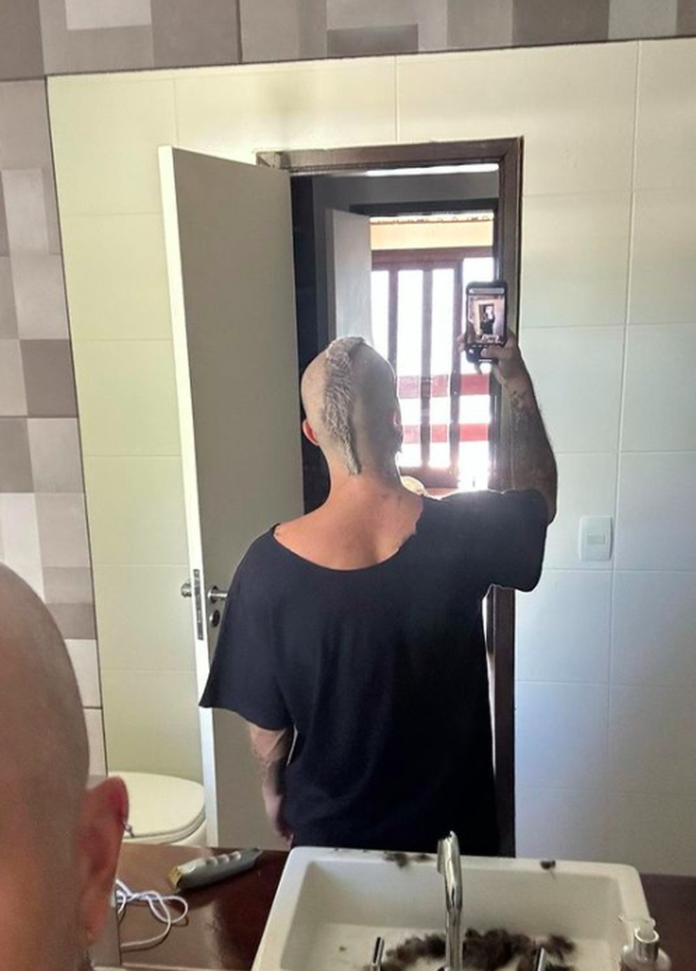 Vitão surge com novo corte de cabelo: o moicano