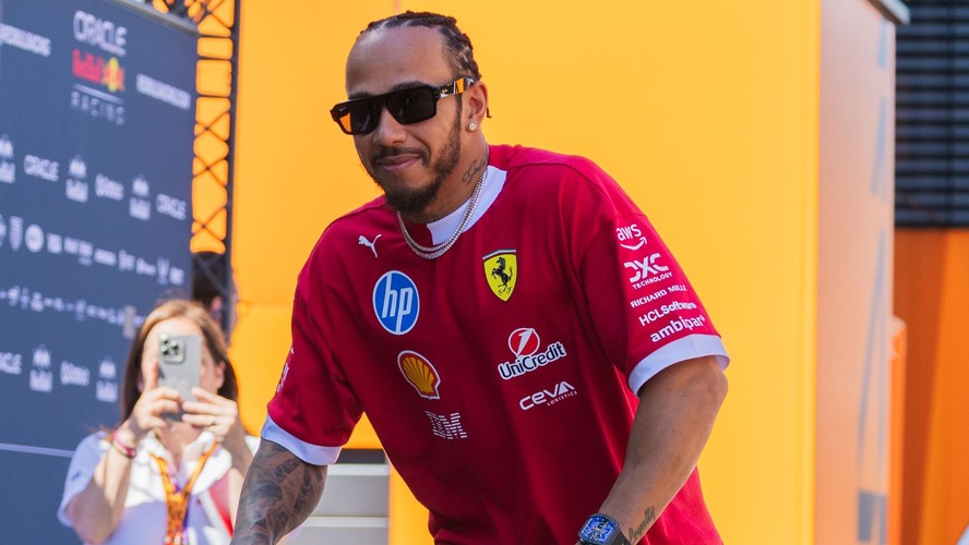 Lewis Hamilton ostenta relógio raro de R$ 8,7 milhões no GP da Espanha
