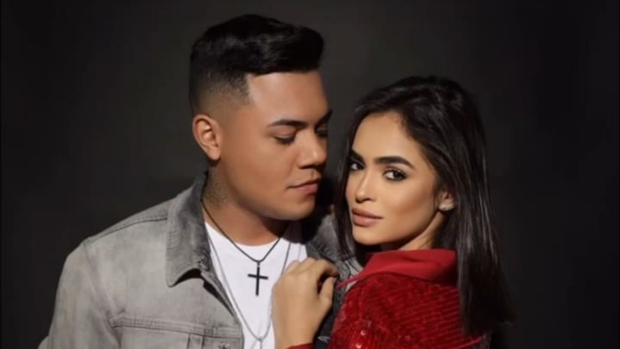 Felipe Araújo posta fotos com namorada e fãs citam irmão do cantor: 'Me fez lembrar do Cris e da ...