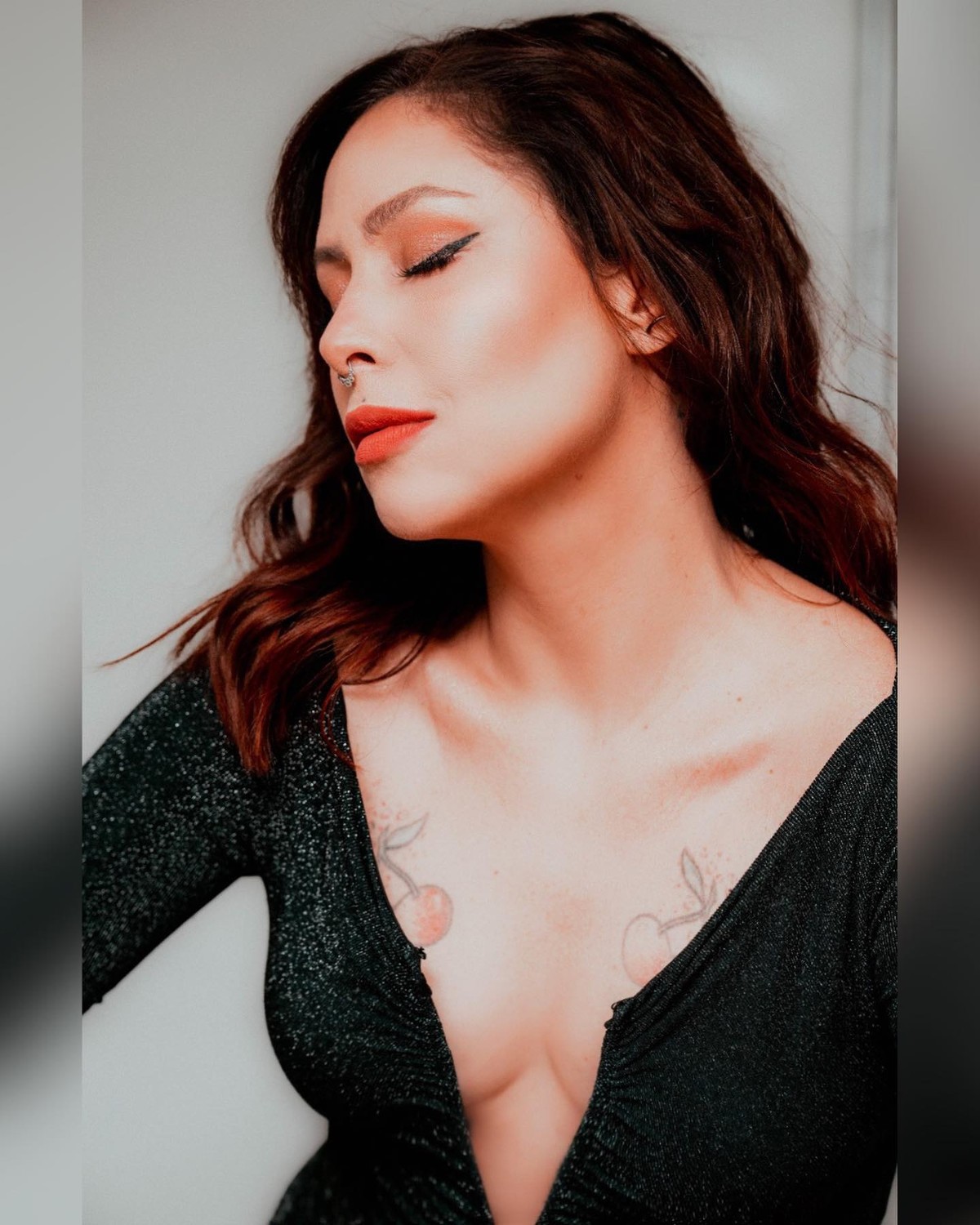 Pitty usa look decotado e exibe tattoo: ‘Quinta é a nova sexta’