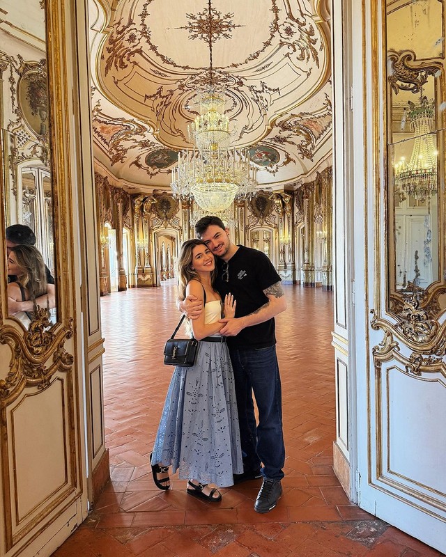 Felipe Neto posa em momento romântica com namorada em passeio