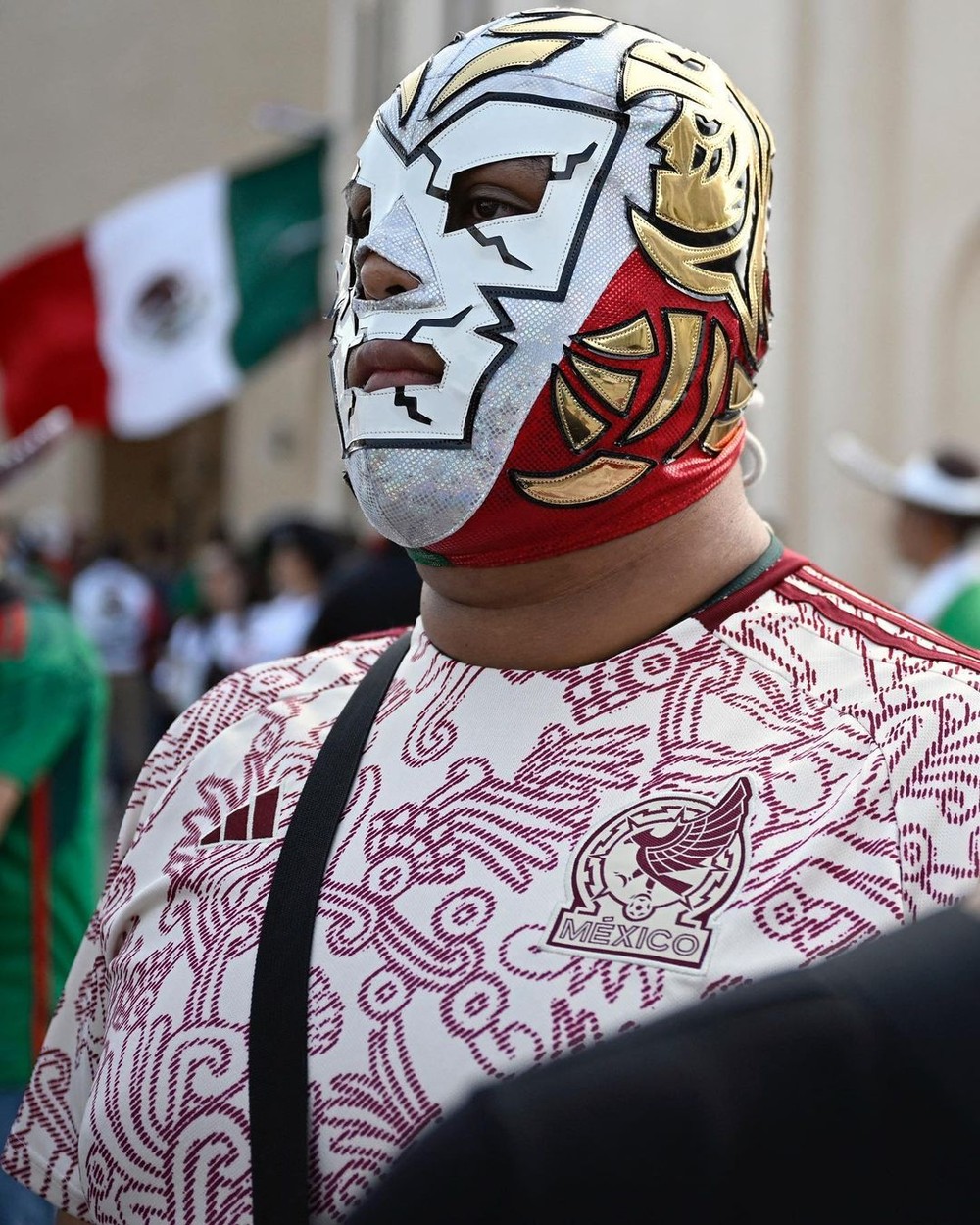 Mascarados, mexicanos animam torcida de estreia do México em Doha