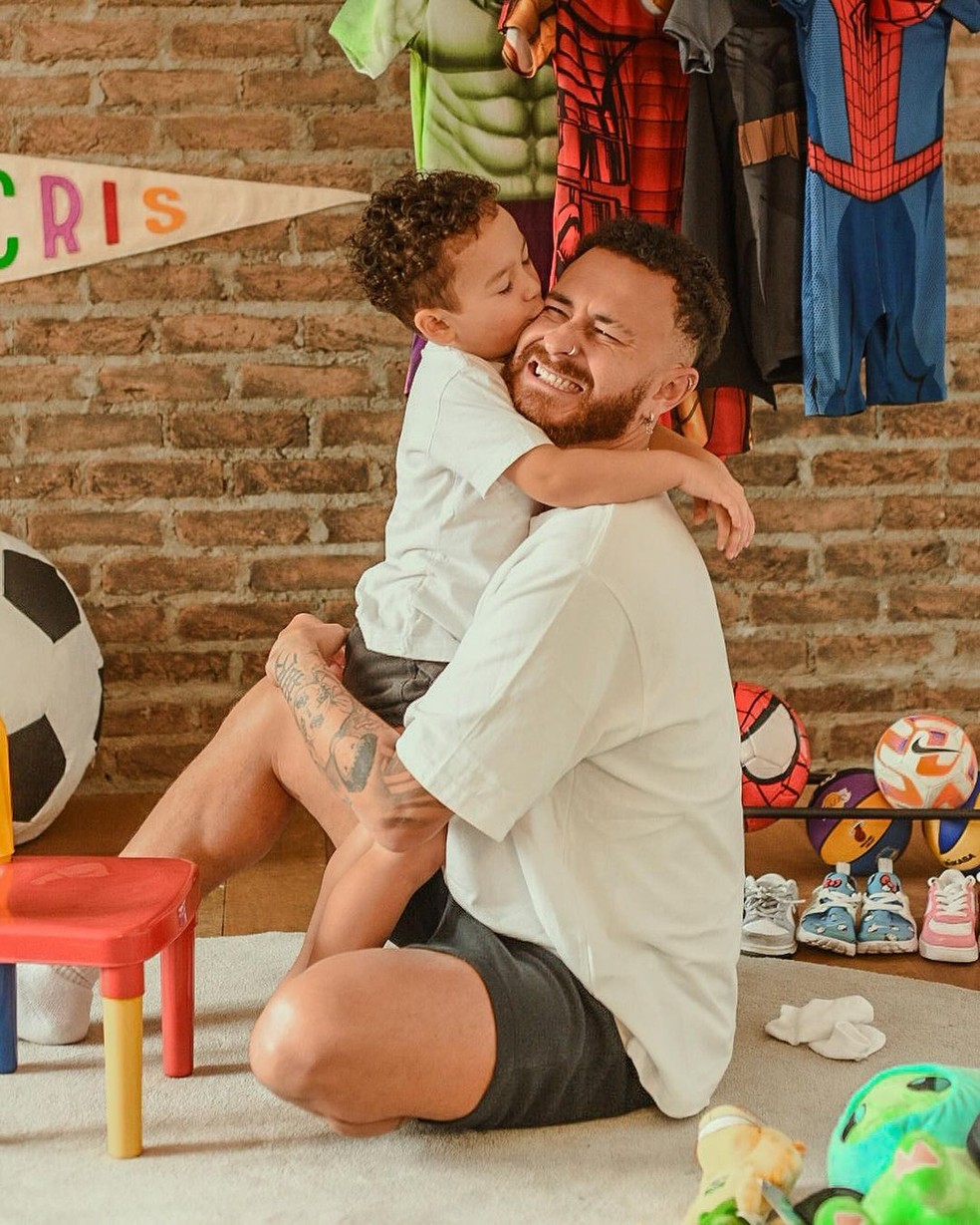 Fred Bruno emociona com homenagem de aniversário de seu filho, Cris